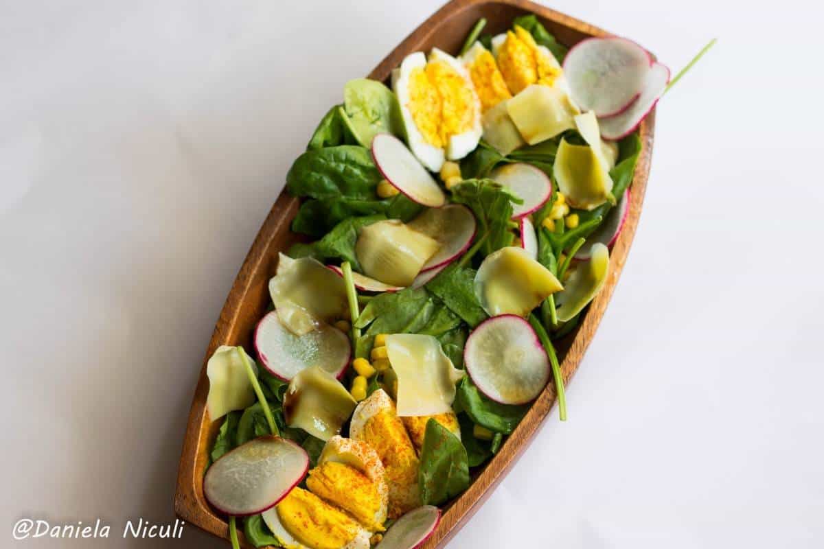 Salata cu baby spanac, ansoa, oua si anghinare - danielaniculi.ro