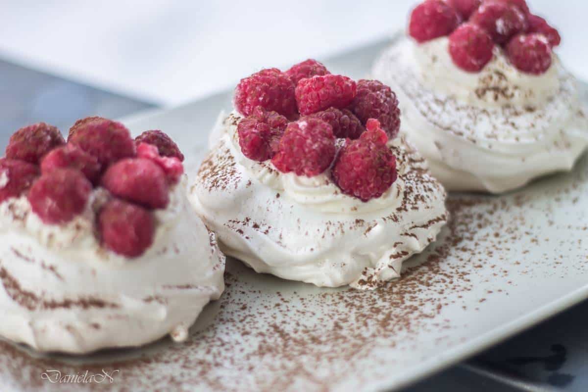 Mini Pavlova cu mascarpone si fructe de padure - danielaniculi.ro