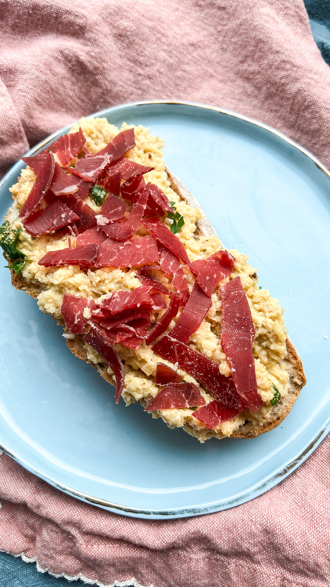 TOAST CU CONOPIDĂ - danielaniculi.ro