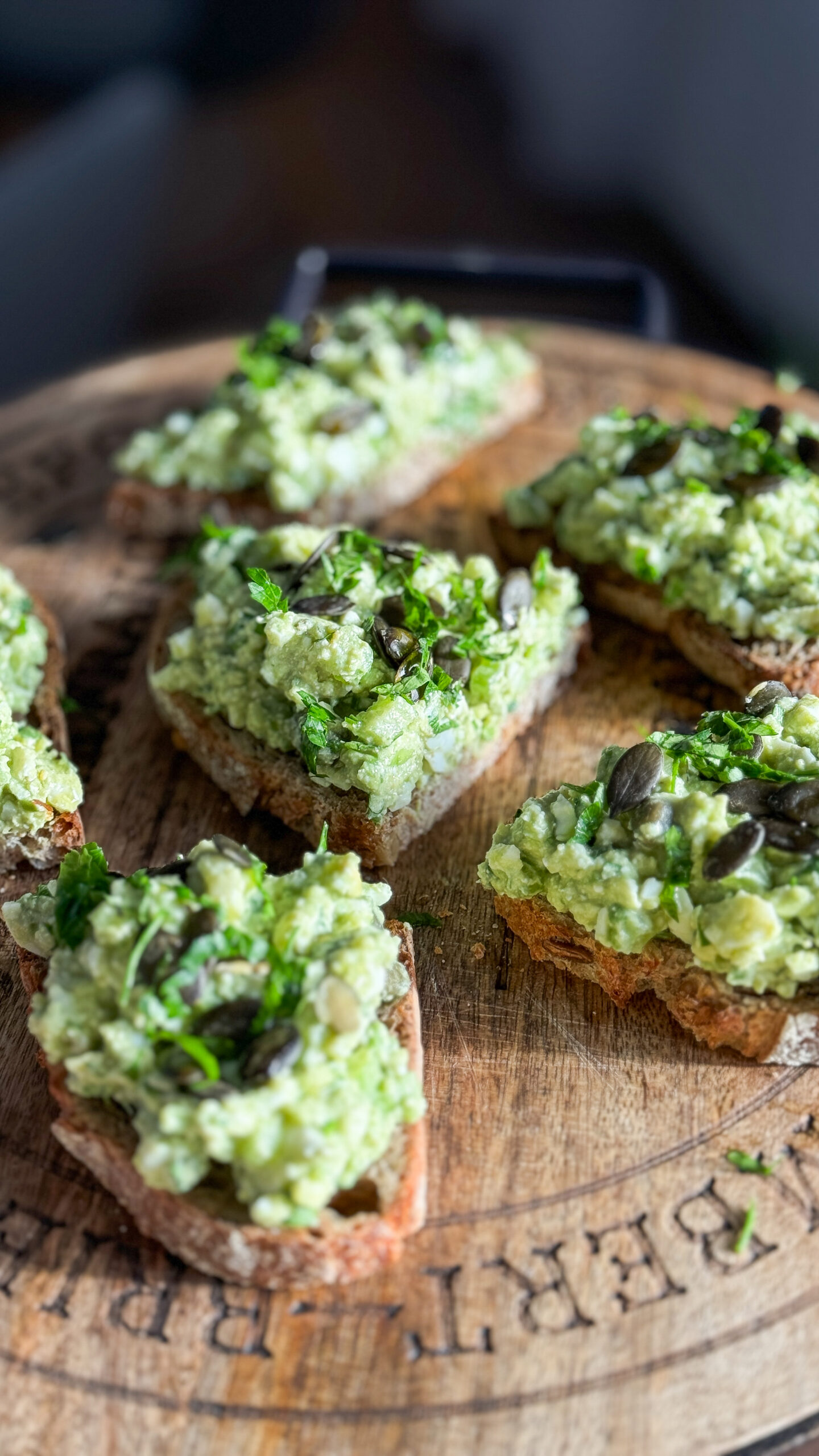 MIC DEJUN COMPLET - TOAST CU OUĂ, AVOCADO ȘI PÂINE CU SEMINȚE ...