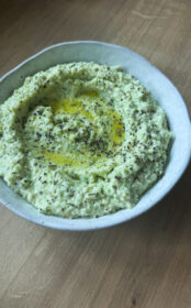 SALATĂ DE DOVLECEI CU IAURT ȘI BUSUIOC - danielaniculi.ro