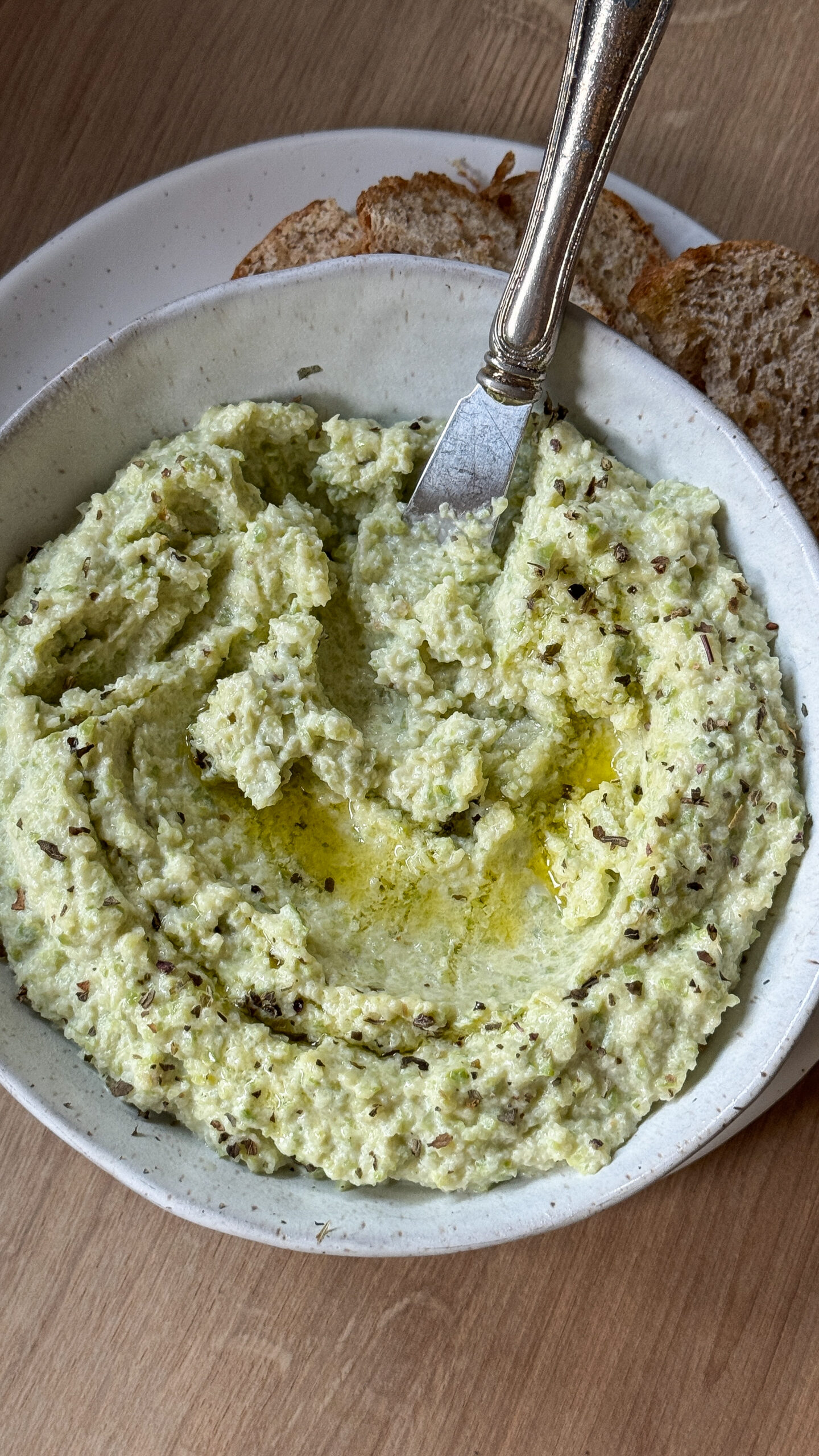 SALATĂ DE DOVLECEI CU IAURT ȘI BUSUIOC - danielaniculi.ro